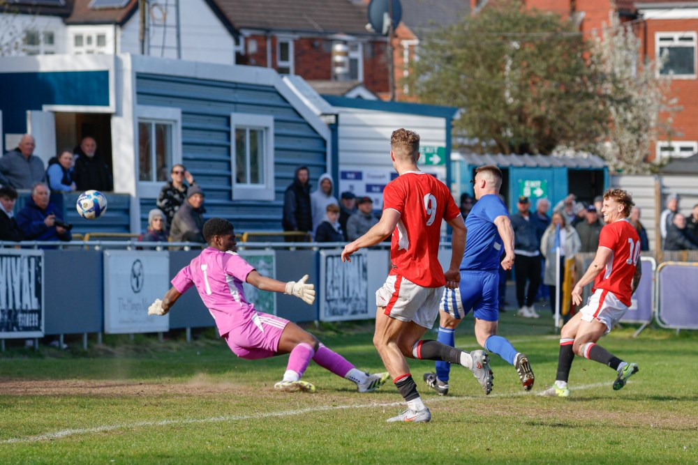 Lye Town 1 Dudley Town 1: Dudley Town Grab Last Minute Goal As Robins ...